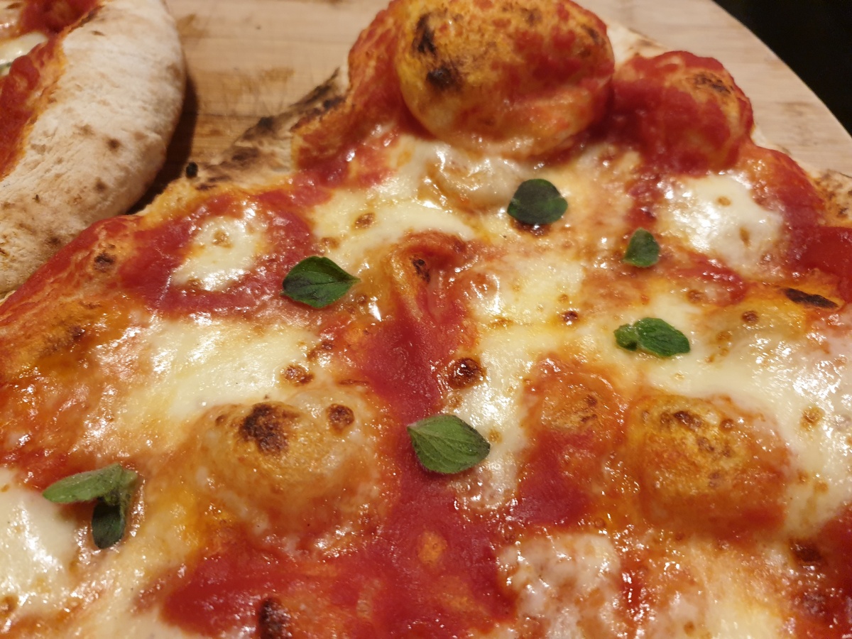 Pizza med Mozzarella og oregano - Pizzabiblen