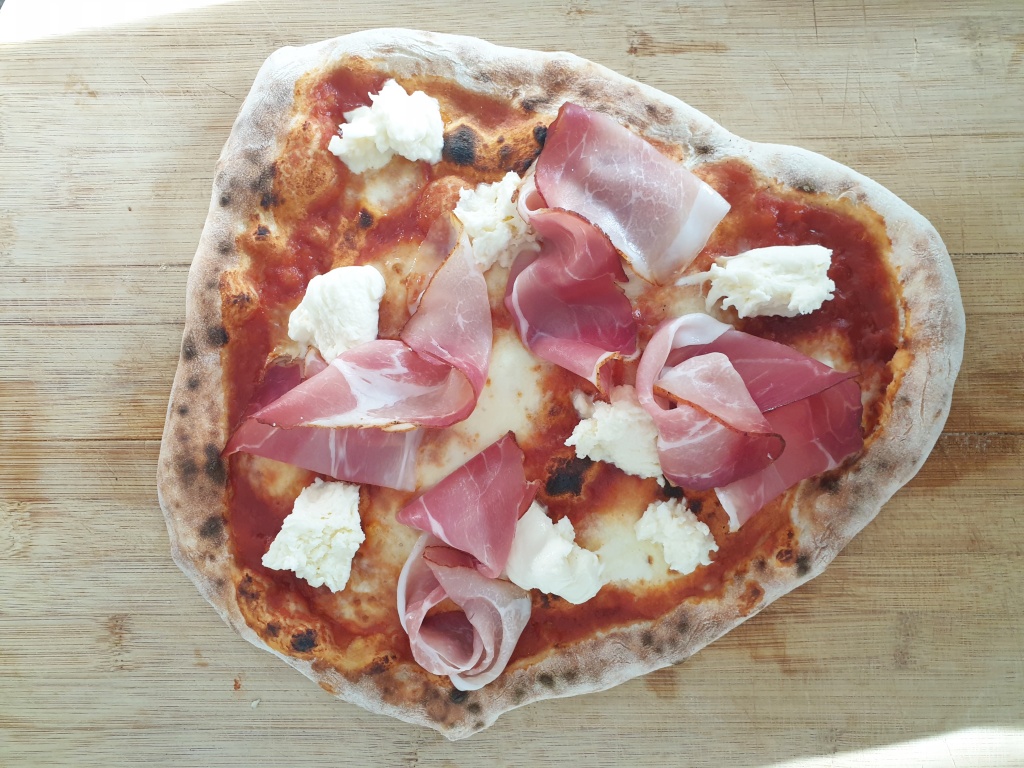 Pizza med røget skinke og Mozzarella - Pizzabiblen